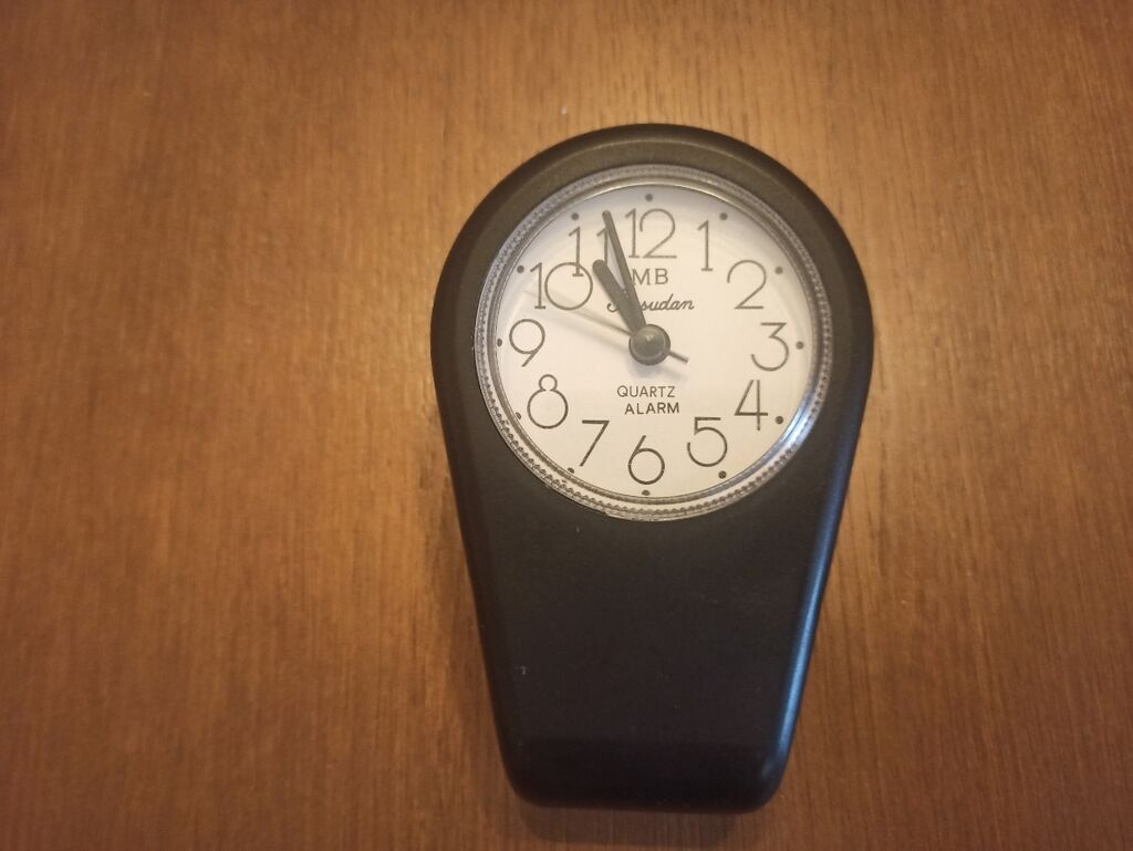 Sat sa alarmom, tri vrste kačenja: na zid, na metal (magnet) i na
