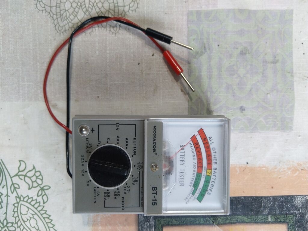 Monacor BT-15 analogni tester baterija - Univerzalni merač za proveru