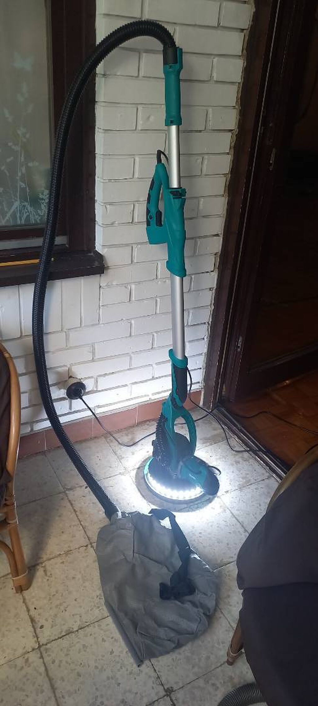 Iznajmljivanje Makita žirafe sa usisivačem za šmirglanje zidova