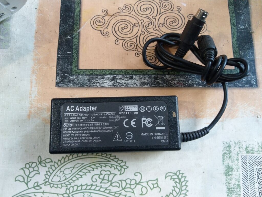 AC adapteri – 2 komada 1) AC Adapter, model: 48BW-D80 - Ulaz: 100–240