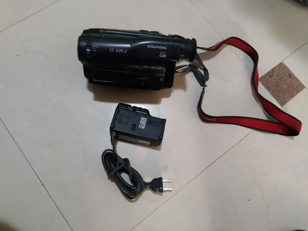 Grundig LC 535 E Hi8 Cam kamkorder sa originalnim napajanjem - Model