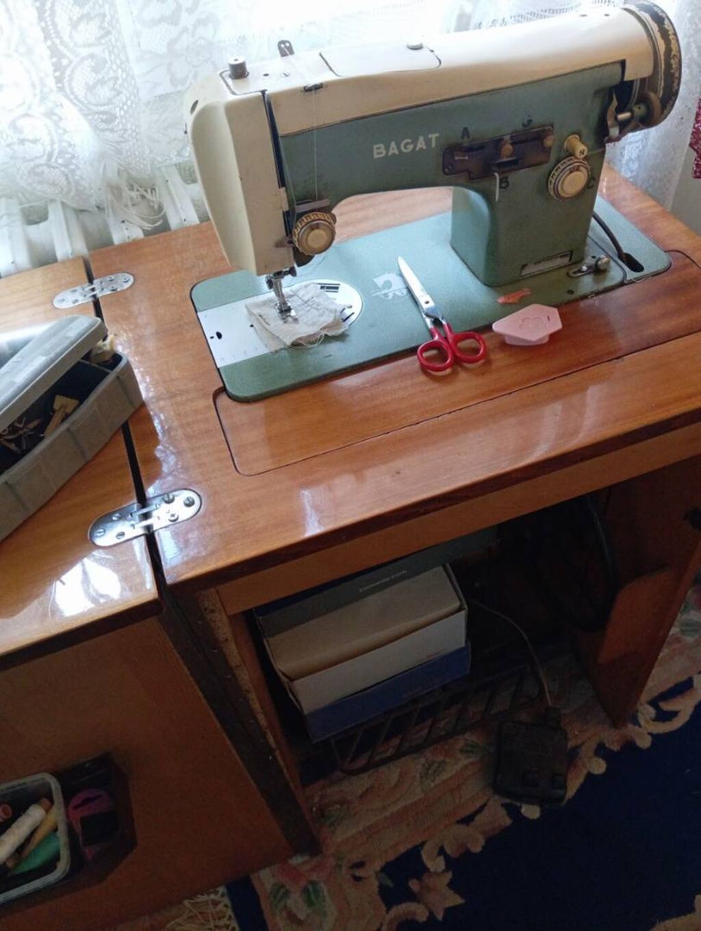 Šivaća mašina BAGAT-Slavica, sa radnim stolom/ormarićem -