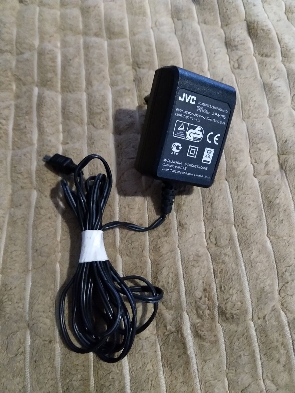 JVC AC adapter AP-V19E - Originalni JVC strujni adapter za