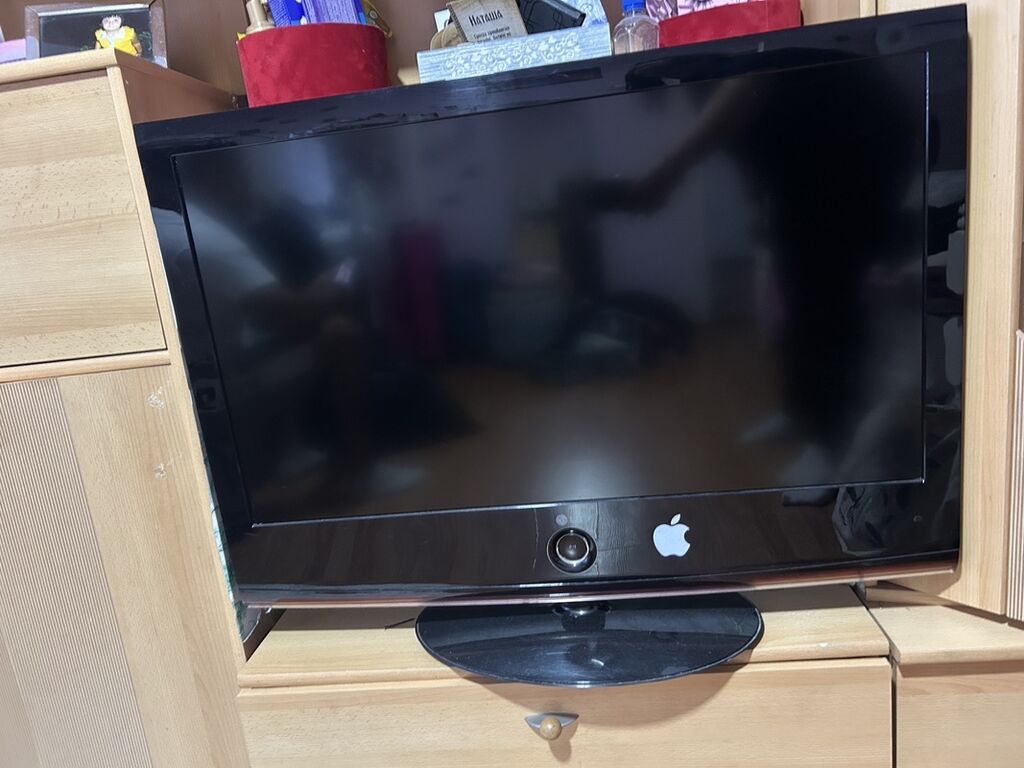 LG LCD televizor, dijagonala oko 32 inča. Crni sjajni okvir sa