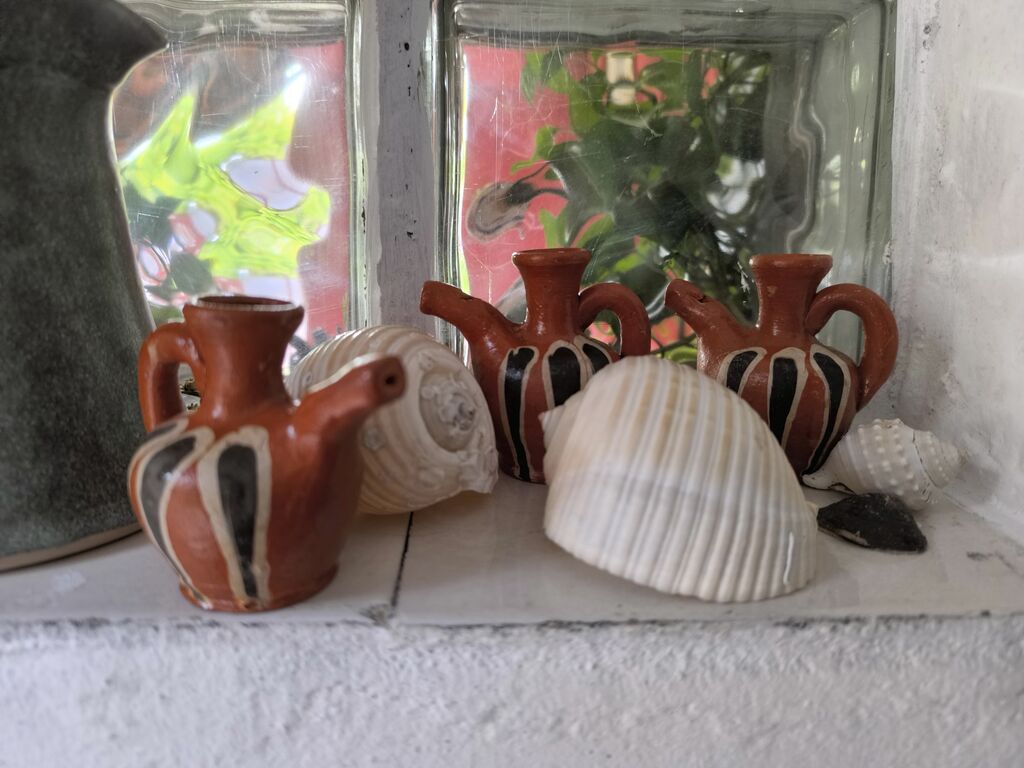 Set ručno rađenih minijaturnih keramičkih krčaga - Materijal