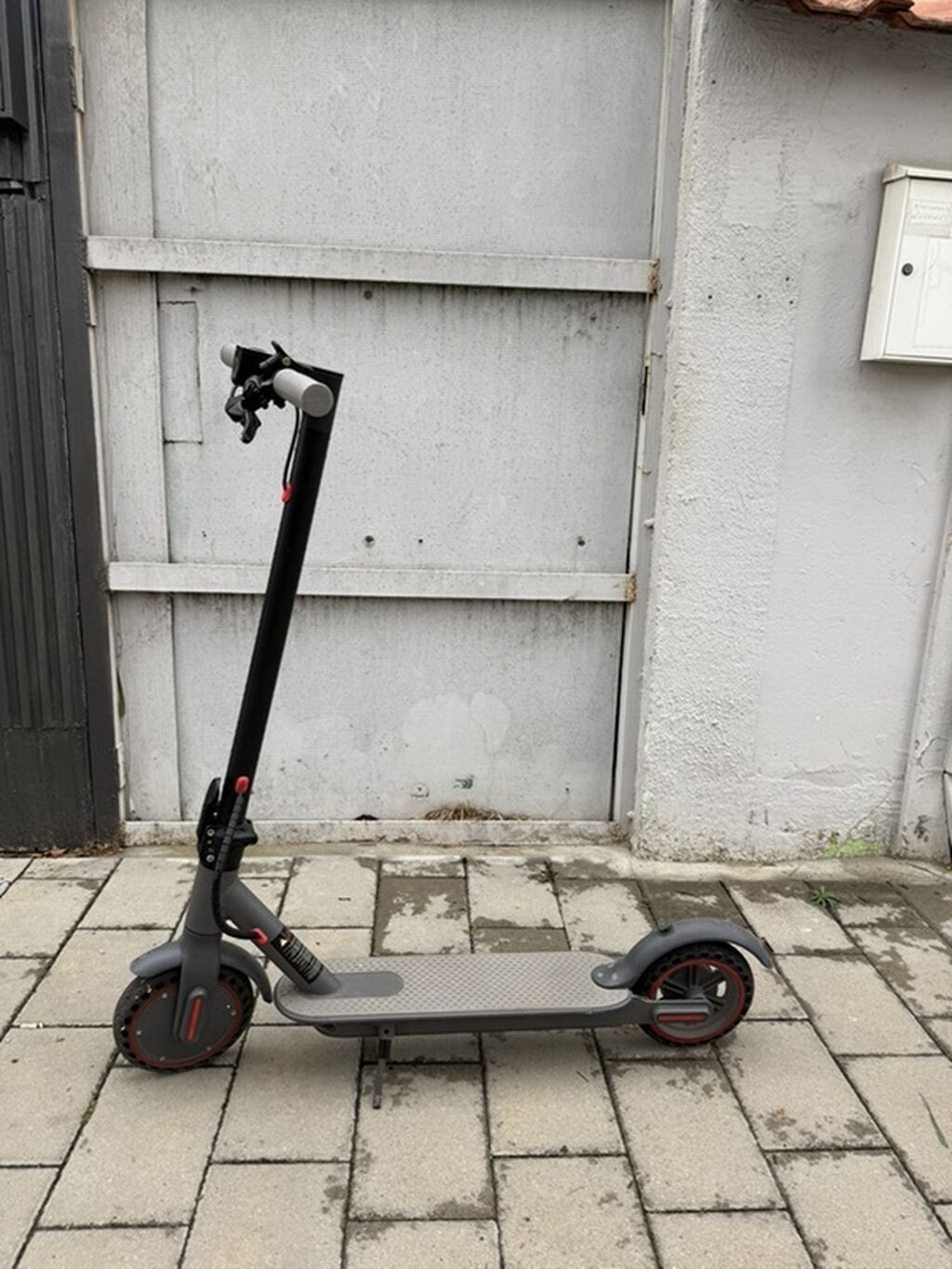 Električni trotinet • Prodajem polovan električni trotinet, kupljen