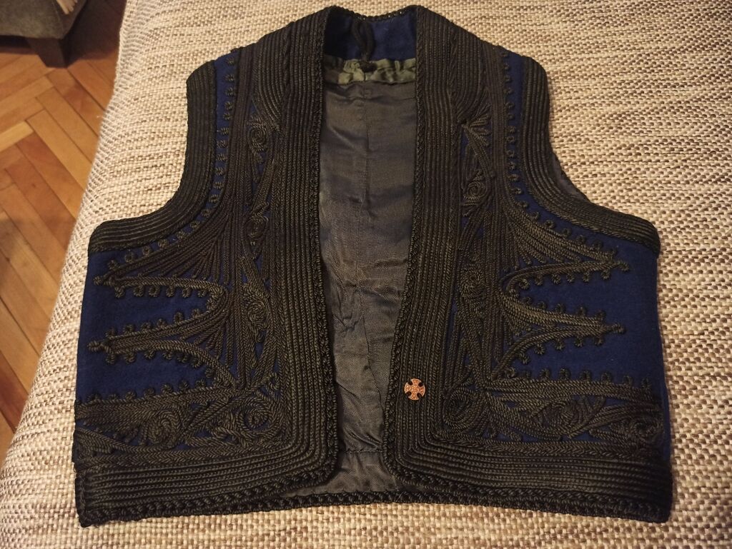 Dečiji jelek u veoma dobrom, takoreći odličnom stanju. Ima malo