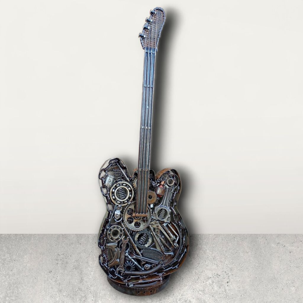 Unikatna ručno rađena gitara od metala – Dekorativna skulptura u