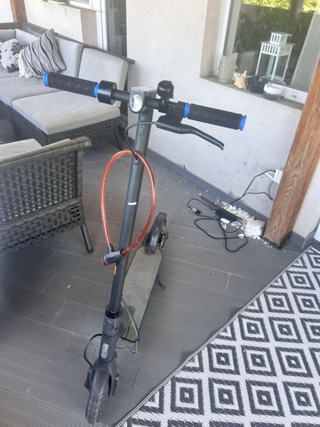 Električni trotinet – gradski model - Boja: crna, sa plavim detaljima
