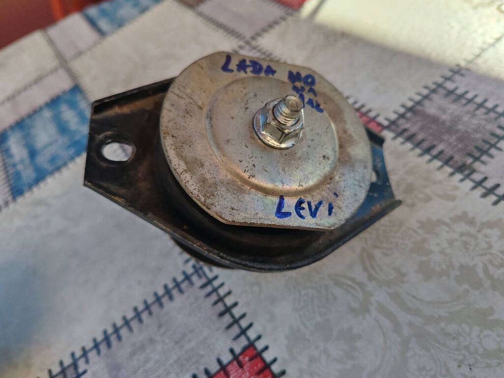 Nosac motora levi Lada 110. Polovno, ocuvano. Gotovo nov. Malo bio na