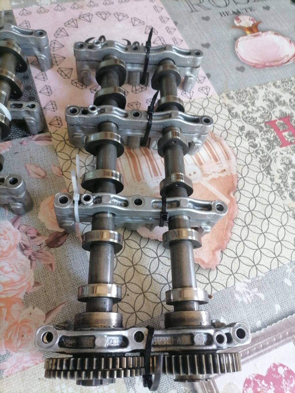 Set od automobilskih bregastih osovina sa zupčanicima, dizajniranih za