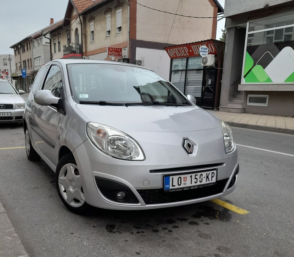 Renault Twingo – gradski hečbek, 3 vrata, srebrna boja. Karoserija i