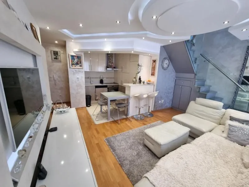 Izdavanje, četvorosoban stan, 100m2, Centar, Novi Sad