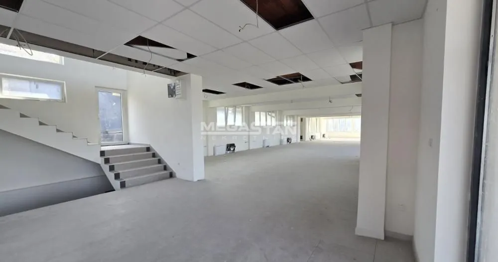 Izdavanje, poslovni prostor, 1200m2, Žarkovo, Beograd