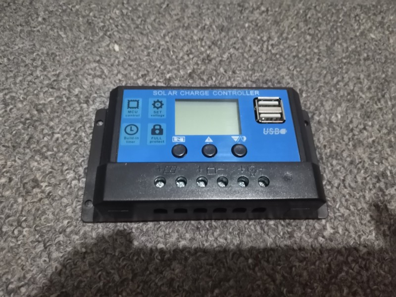 Solarni kontroler punjenja 12V-24V - 30A