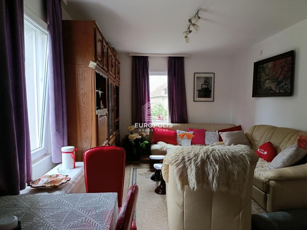 Prostrana kuća 340m² na placu 29,93 ari u okolini Beograda ID#8399 99.000 €