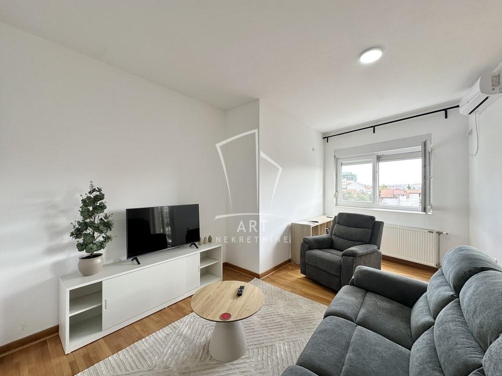 Lion, lep trosoban stan 70m2 u blizini škole Vojislava Ilića ID#12365 800 €
