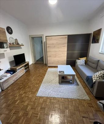 Izdajemo dvosoban,namešten stan, 52m2, kod Krunske