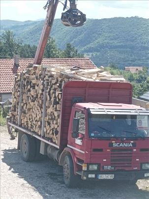 Suva i prosusena drva za ogrev isecena i iscepana