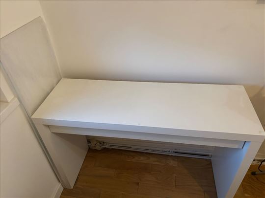 Ikea sto za sminkanje ili radni deo sa staklom