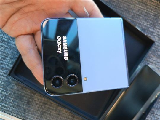 Samsung Z Flip4 8/256GB, skoro nov, keš/zamena