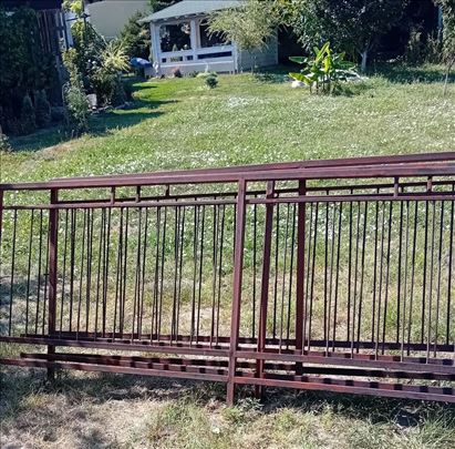 Prodajem metalna ogradu