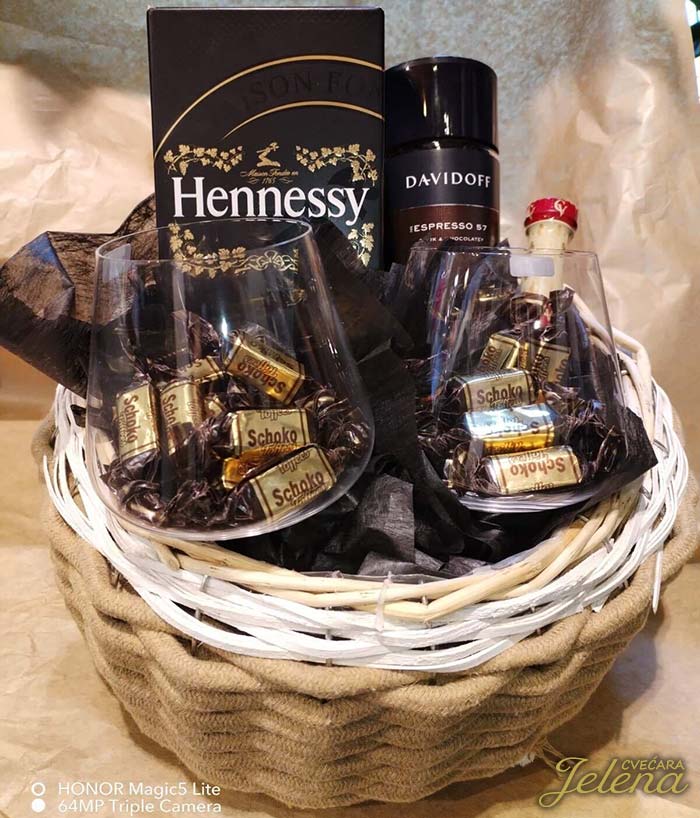 Poklon kutija sa slatišima – Hennessy
