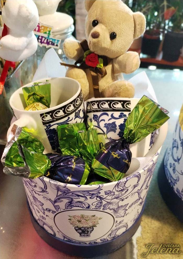 Poklon kutija sa slatkišima i igračkom