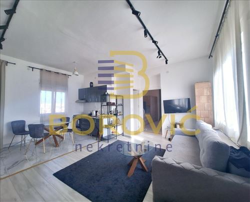Skadarlija, salonac 44m2,uknjižen, retko u ponudi