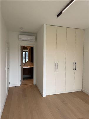 Pravno lice, moderan trosoban stan sa garažom