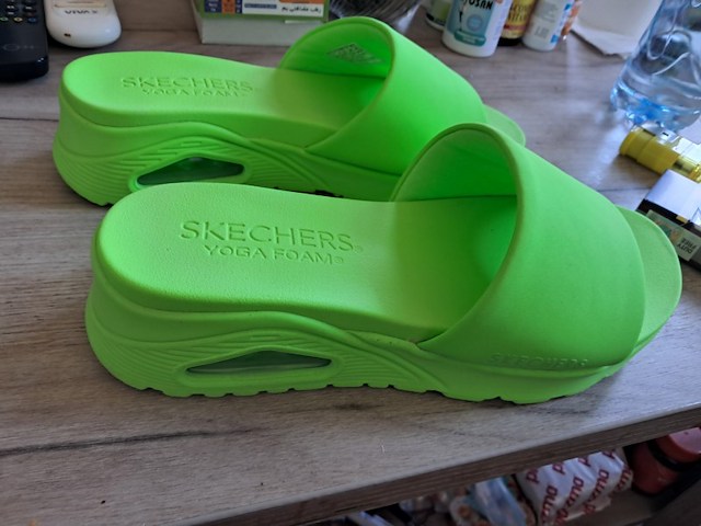 NOVE `SKECHERS` PAPUCE 38