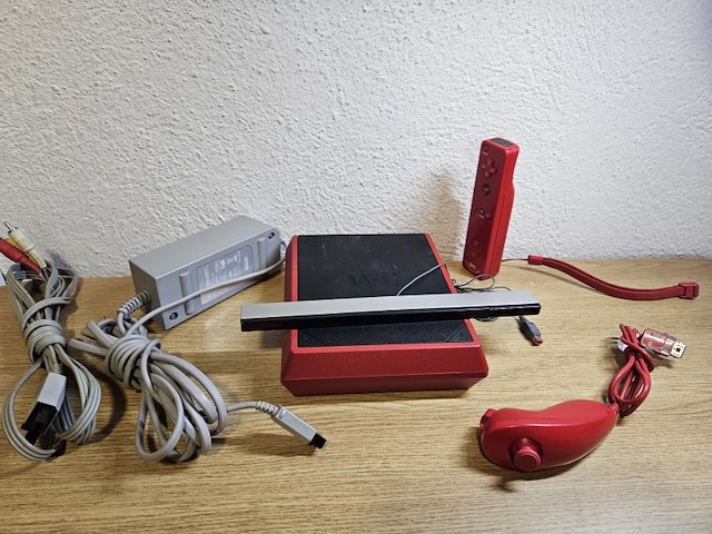Crvena Nintendo mini Wii konzola RVL-201 Dzojtik Nuncak