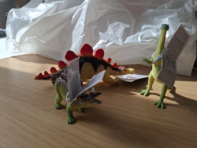 3 dinosaurusa
