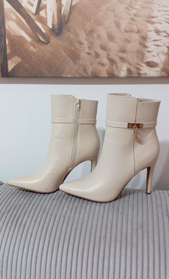 Nove Catwalk elegantne čizme br.39