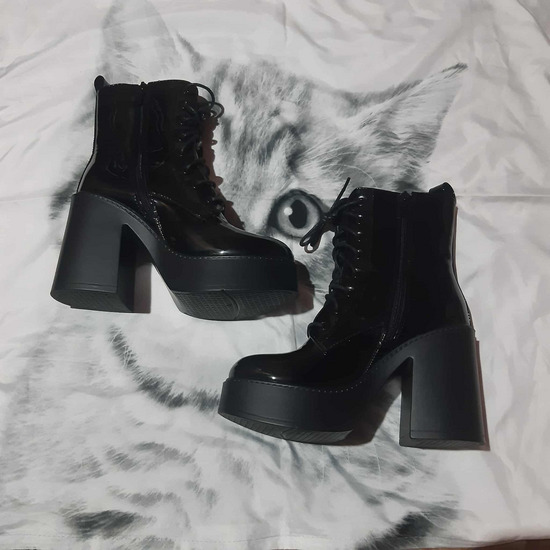Goth lakovane cizme na pertlanje 39