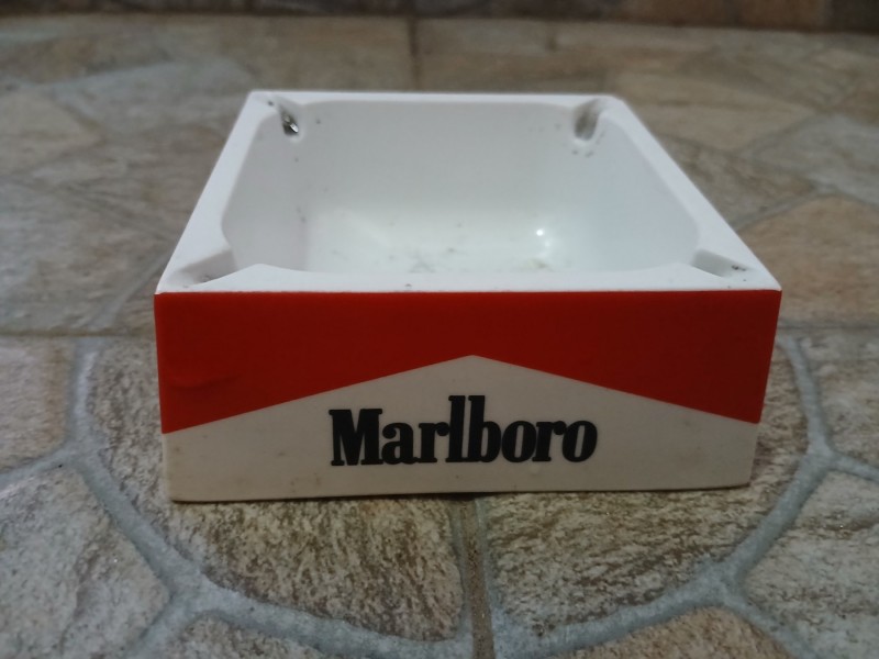 Stara vintage Marlboro pepeljara - piksla