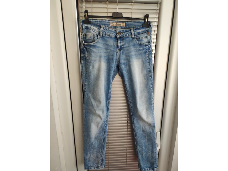 RASPRODAJA MULTIBLU farmerke vel 38 30