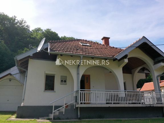 Vikendica pored Drine na prodaju( Petrica,Republika Srpska),7km od Bajine Baste