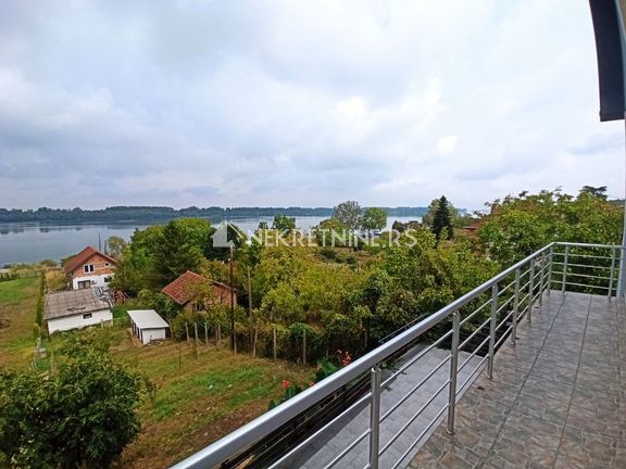 LUX kuća Jugovo, Smederevo – 144 m², 7 ari, pogled na Dunav, direktan prilaz reci
