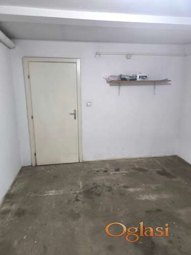 Izdajem garažu sa automatskim otvaranjem vrata