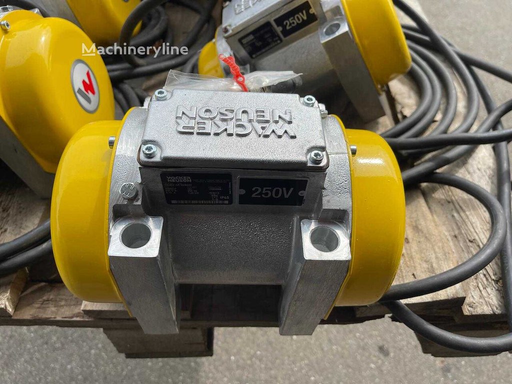 Prodaje se Wacker Neuson AR54/6/250 vibrator za beton na aukciji