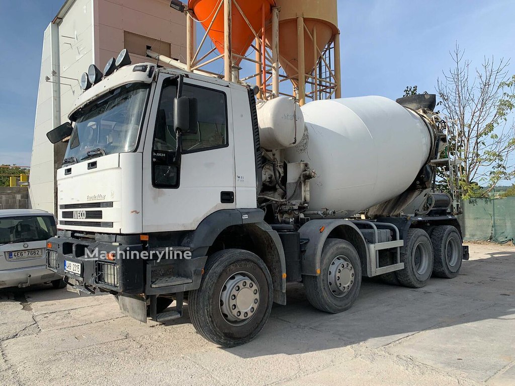 Cifa na šasiji IVECO Trakker MP 340 E 34 kamion s mešalicom za beton