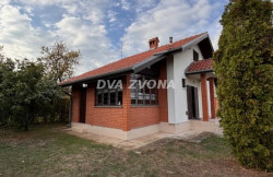 NA PRODAJU – DVE VIKEND KUĆE U ČORTANOVCIMA