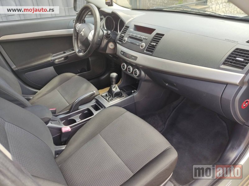 Mitsubishi Lancer 1.5 INVITE