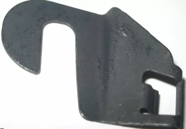 DRŽAČ BRANIKA BMW E46 LEVI ZADNJI