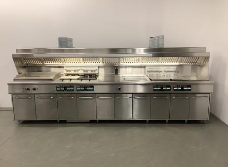 Kompletna stanica za prženje i kuvanje sa 4 Pitco friteze, pločama za pečenje i kupatilom Verified seller