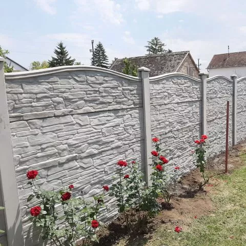 RELJEFNA BETONSKA OGRADA SITAN KAMEN SA LUKOM
