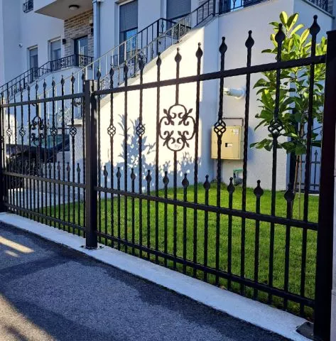 KOVANA OGRADA ZA DVORIŠTE 080