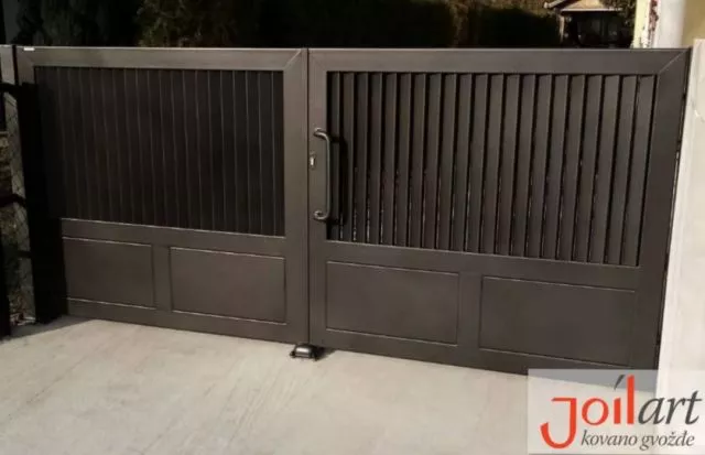 Kovana dvokrilna kapija moderne forme 185