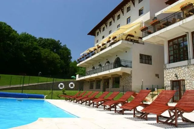 LEŽALJKE ZA BAZEN ILI PLAŽU OD PUNOG DRVETA L002